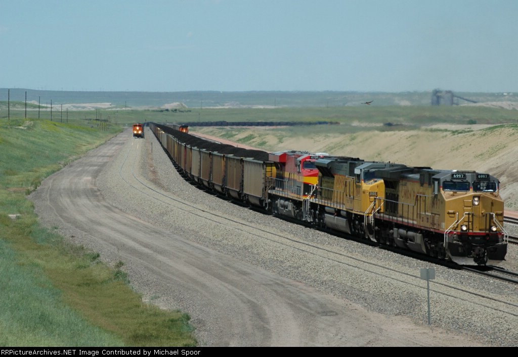 UP 6997 at Logan Hill with Red Tailed Hawk